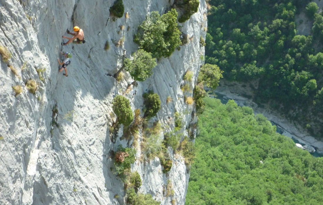 Séance d'escalade en grande voie dans les Gorges du Verdon à la journée.