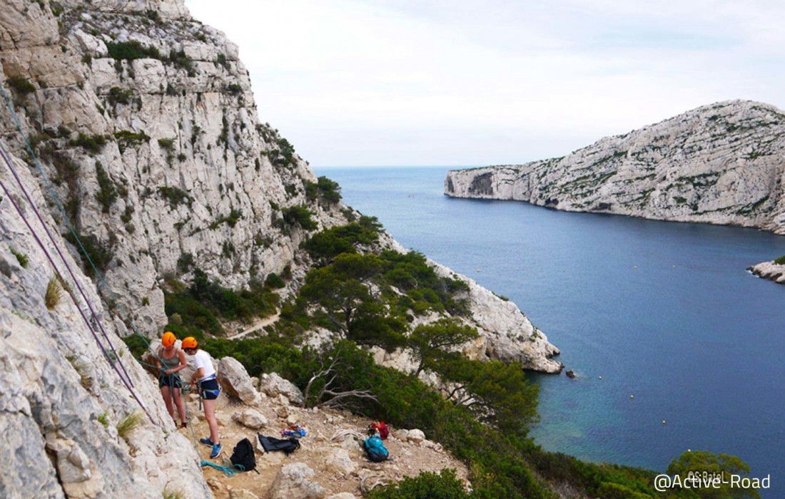 Stage découverte de l'escalade dans le Parc National des Calanques de ...